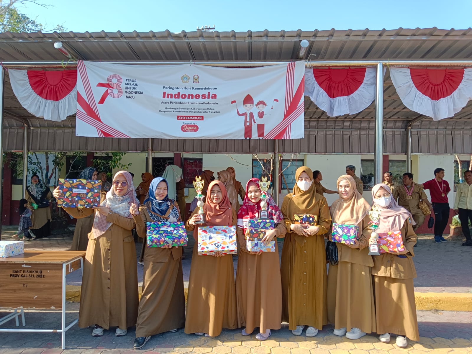 SMKN 5 Banjarmasin Gelar Lomba Kreasi Menghiasi NasiTumpeng dalam Rangka Perayaan HUT RI ke-78 ...