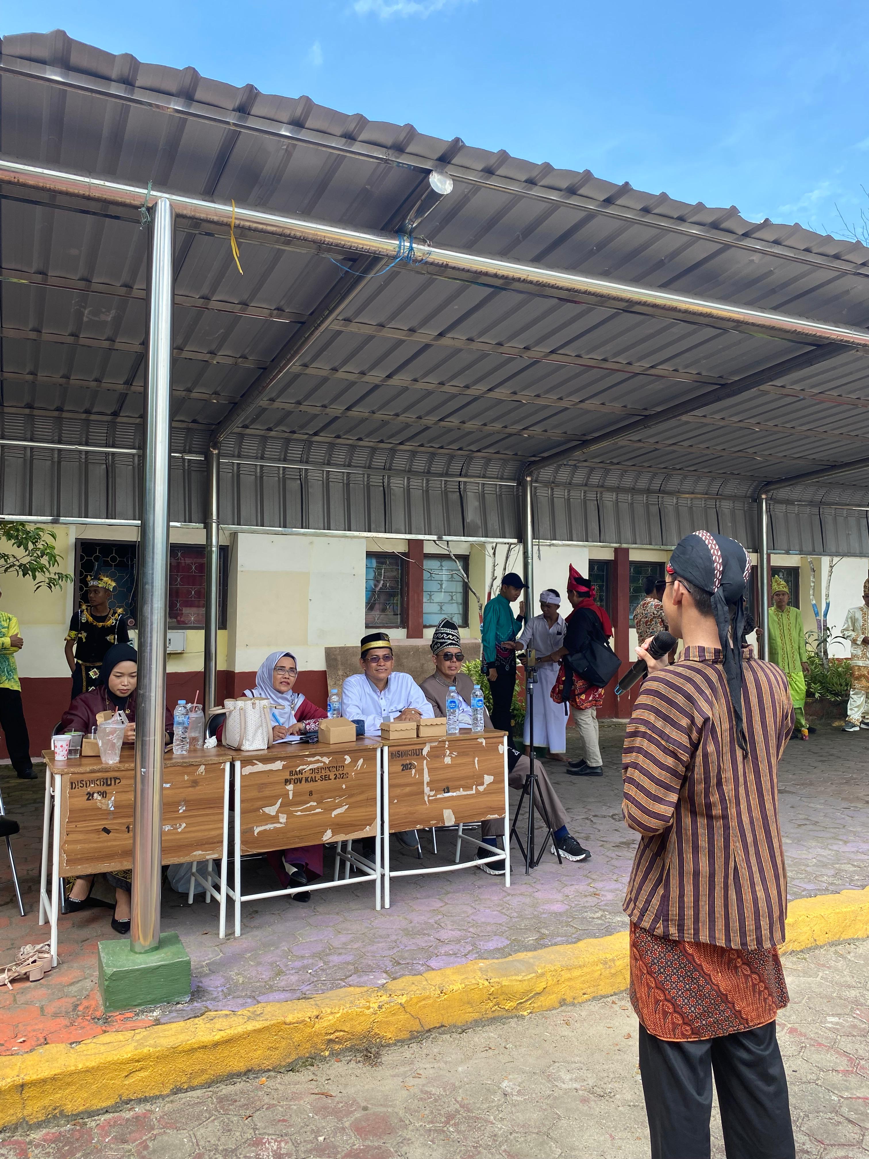 Pakaian Adat Nusantara, Semarakkan Upacara Hardiknas SMKN 5 Banjarmasin 2024 | SMKN 5 Banjarmasin